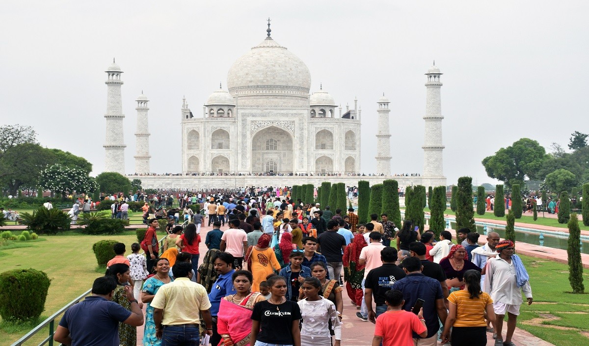 Crowd gathered in Taj Mahal due to free entry - Latest and Trending ...